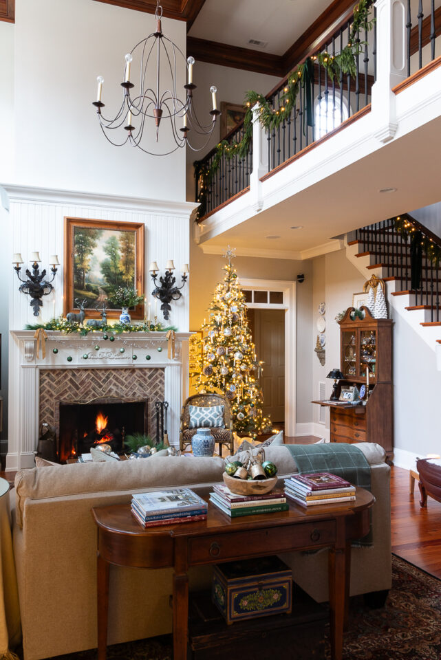 Decorating a Christmas Family Room to Blend with Your Decor